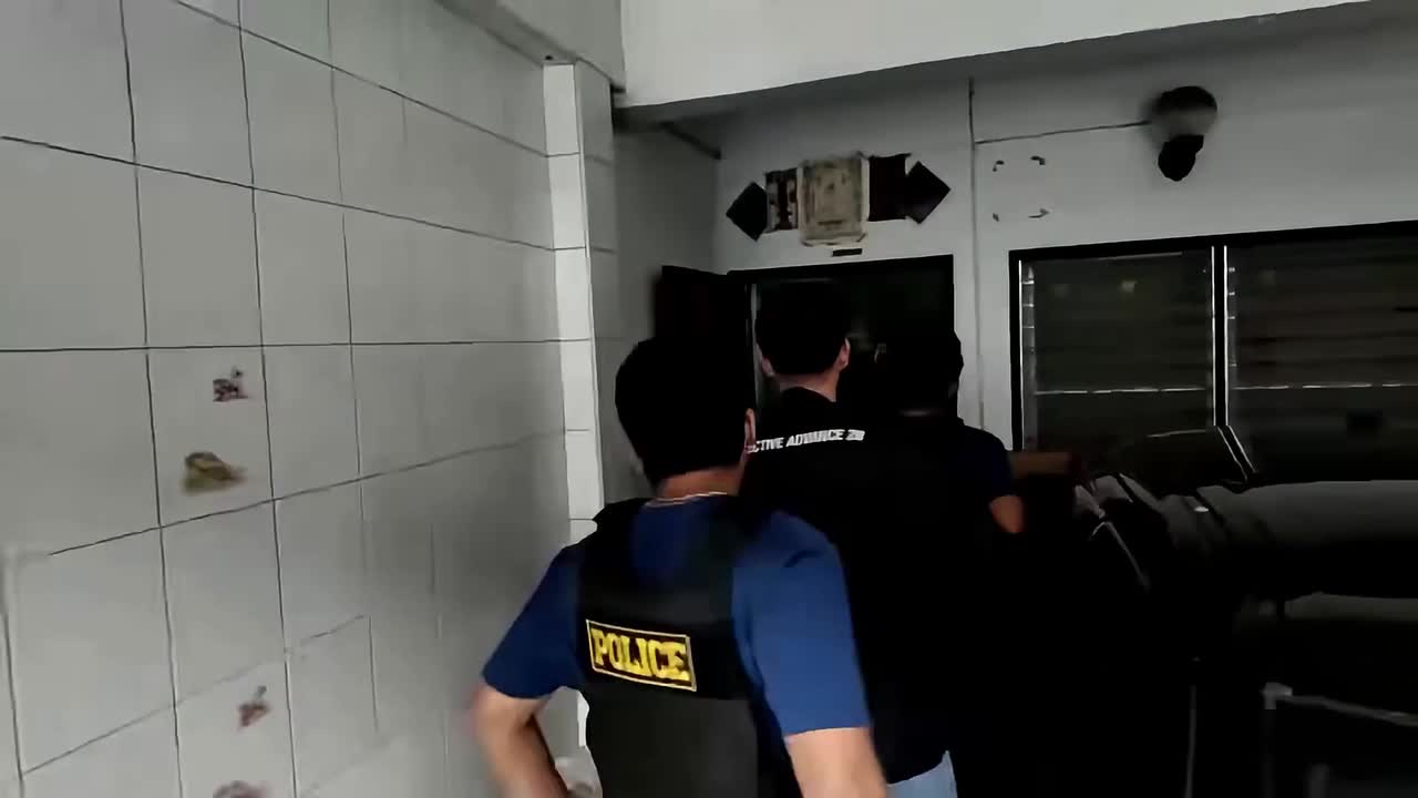 Heartbreaking moment as weeping little girl ask police to not arrest ...