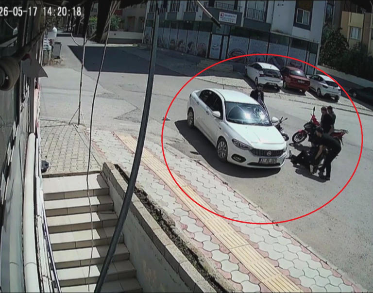 Otomobile ok gibi saplanan motosikletteki 2 kişinin havaya savrulduğu ...