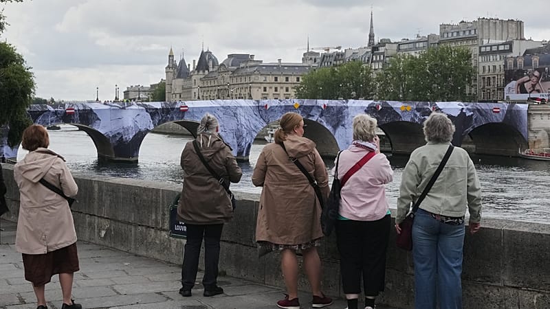 Il Pont Neuf di nuovo avvolto: JR allestisce la sua opera monumentale ...