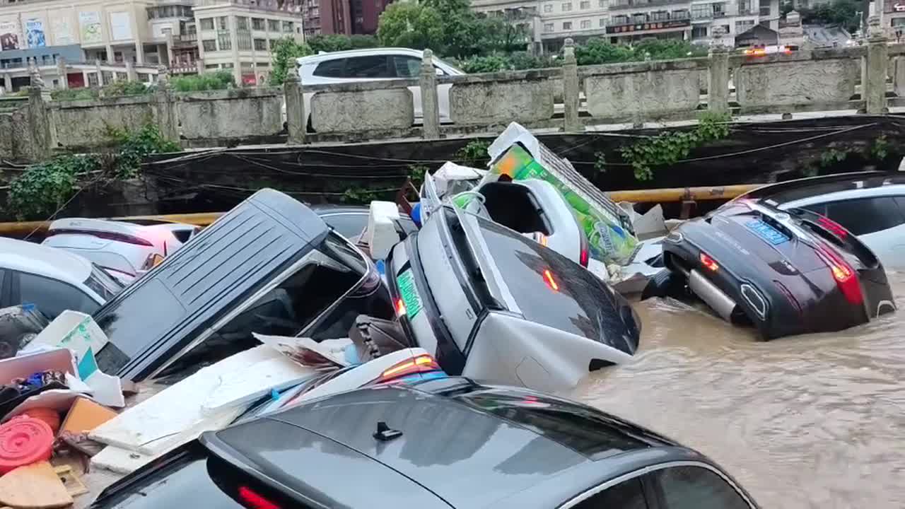 Flash floods sweep vehicles through streets in Guizhou, China