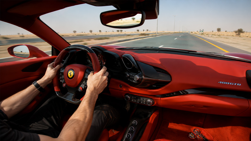 720PS Ferrari F8 Spider auf der Autobahn
