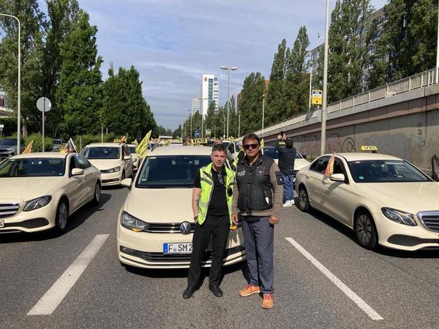 Taxifahrer blockieren Innenstadt: 500 Taxis hupen für Mindestpreise bei ...