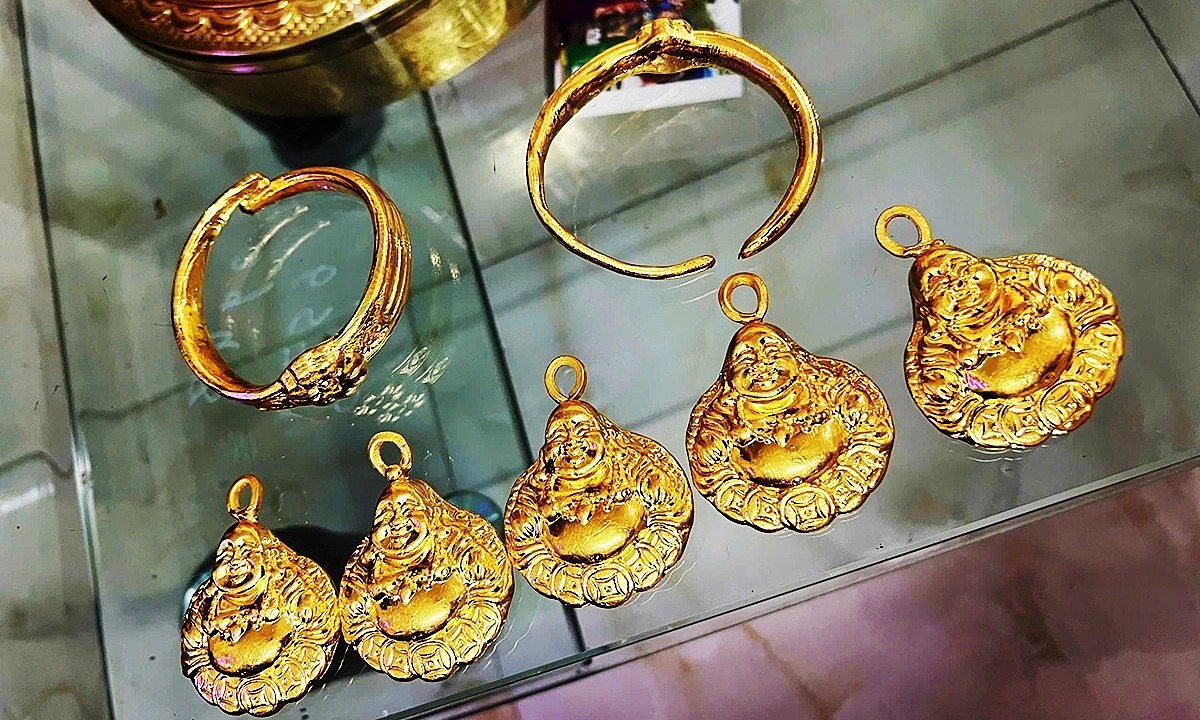 Woman caught wearing 2 kg of gold at airport reveals $11M transnational ...