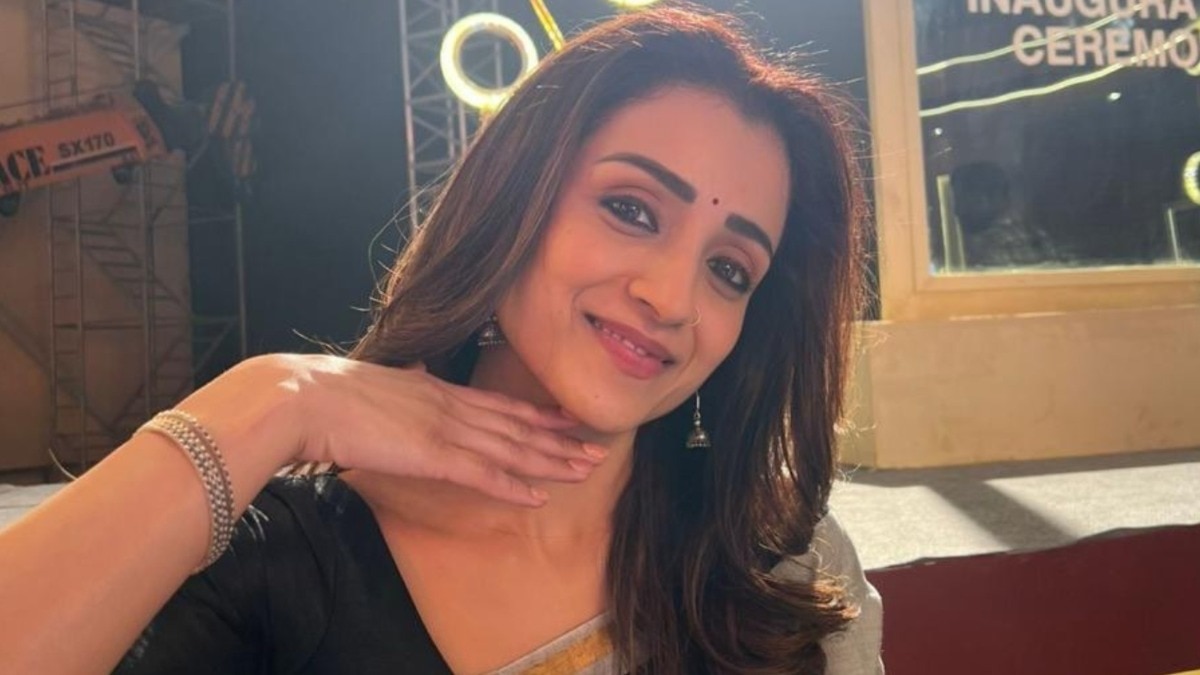 Trisha wrote 'win' in cryptic post, internet heard CM Vijay