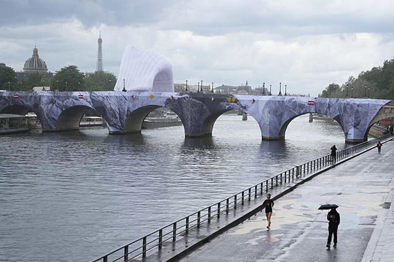 Wrapper's delight: French street artist JR begins Paris Pont Neuf ...