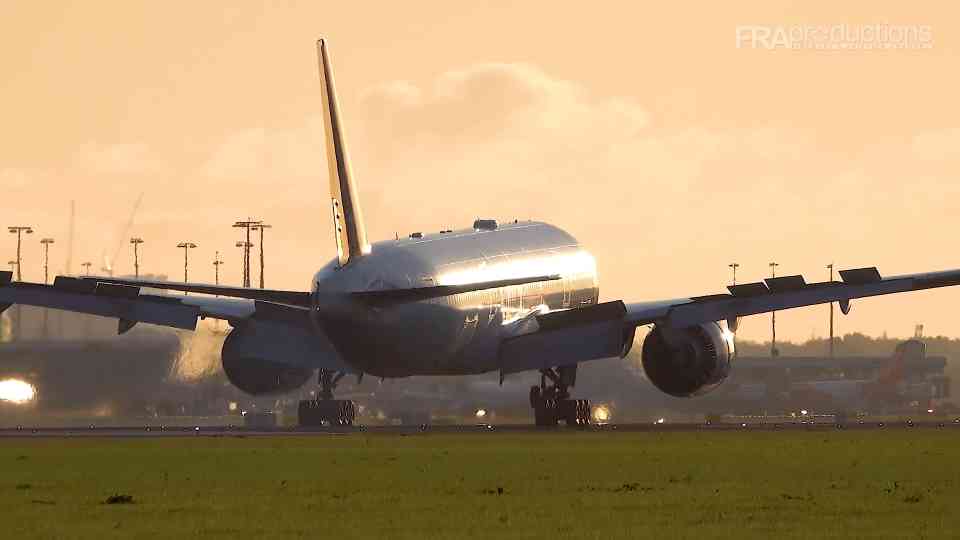 Watch massive aircraft covered in unique designs – "Unreal colors"
