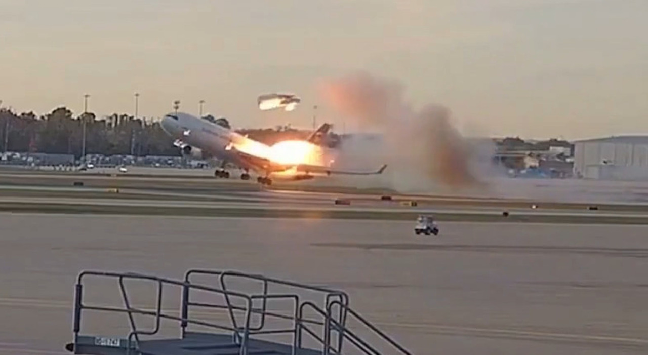 Incidente aereo, il motore si stacca durante il decollo: 14 morti video