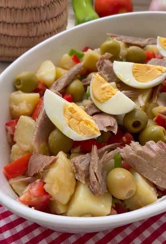 Ensalada campera tradicional: receta fresca y fácil con patata, atún y ...
