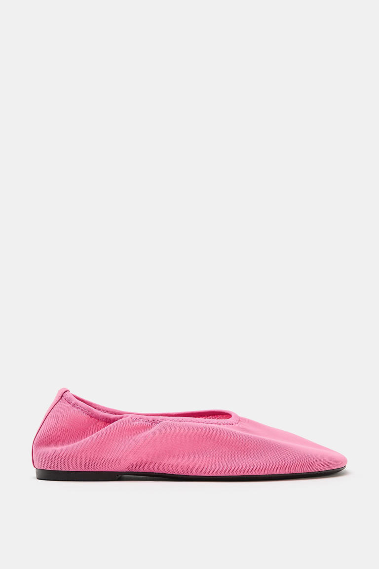 Not black—cool girls know ballet flats in these colors are the key to ...