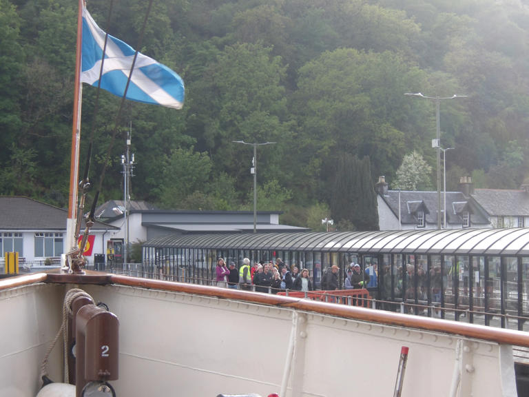 Historic Waverley paddle steamer rescues stranded CalMac passengers ...