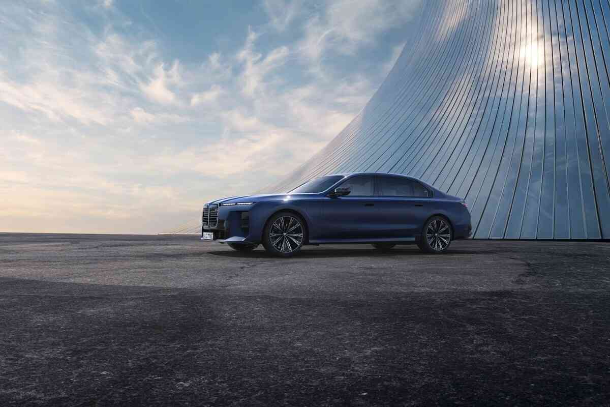 BMW Serie 7, ecco la nuova vernice che costa quanto una citycar e non ...