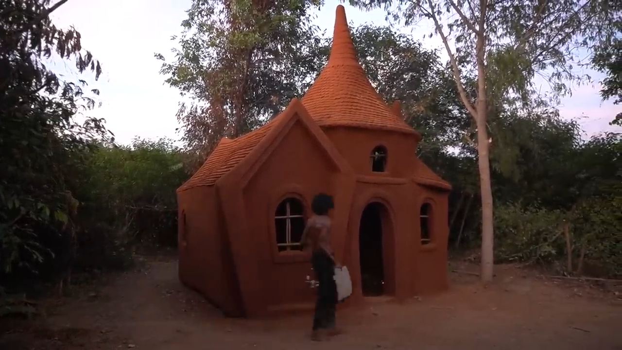 Watch these two boys work until exhaustion building a jungle house by hand