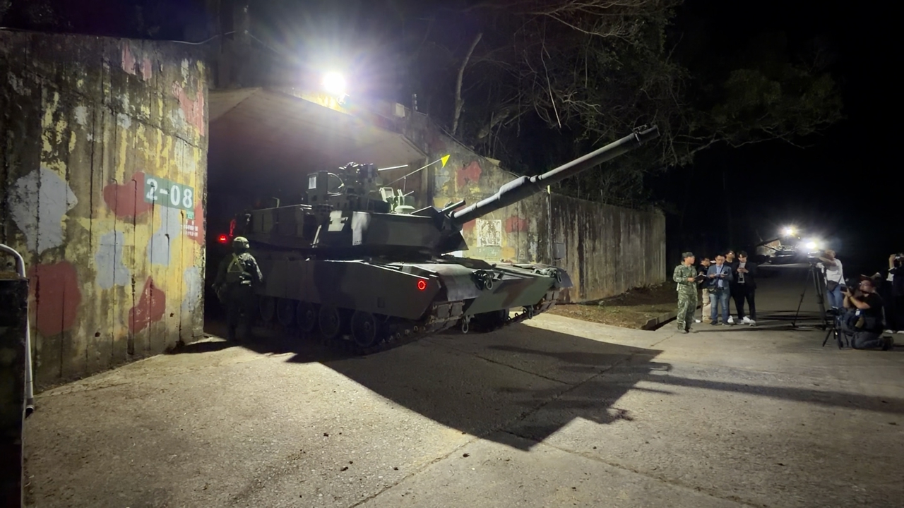New Abrams tanks roll through Hsinchu in combat drills