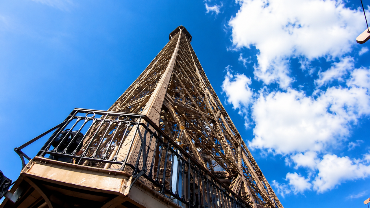 Passeio de elevador na Torre Eiffel até o topo (4K)