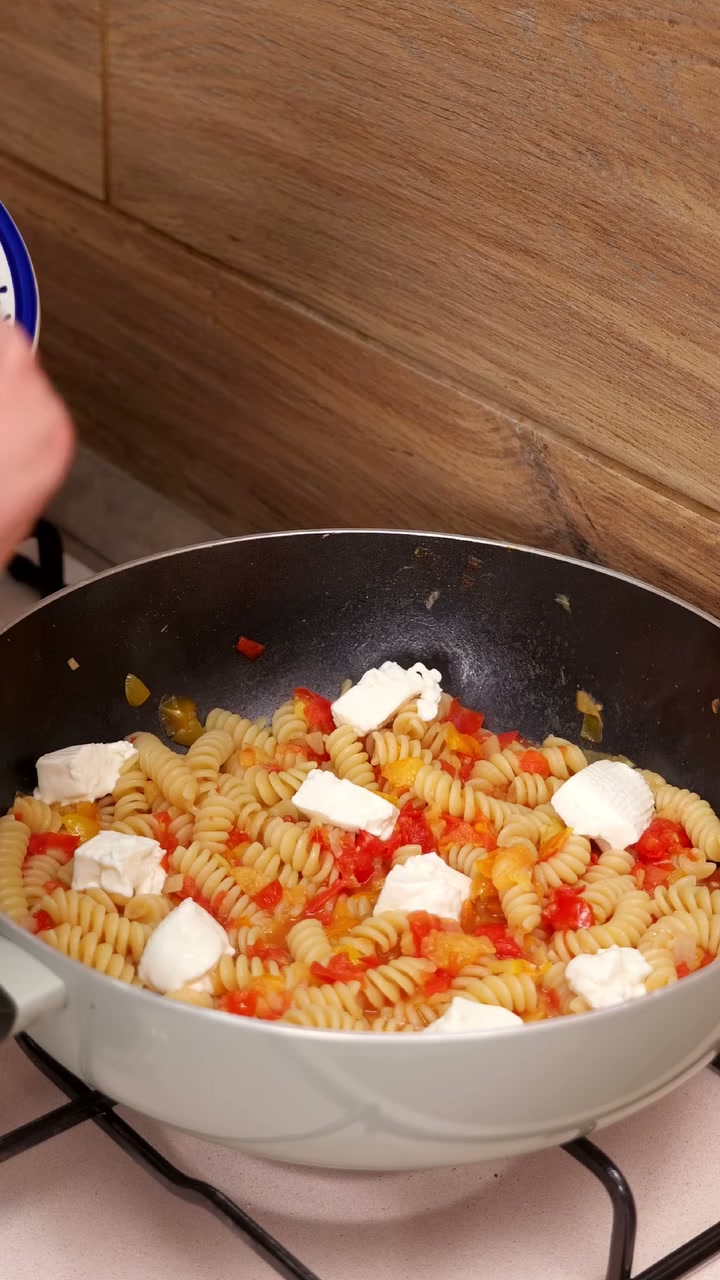 Pasta con pomodorini gialli e rossi e stracchino