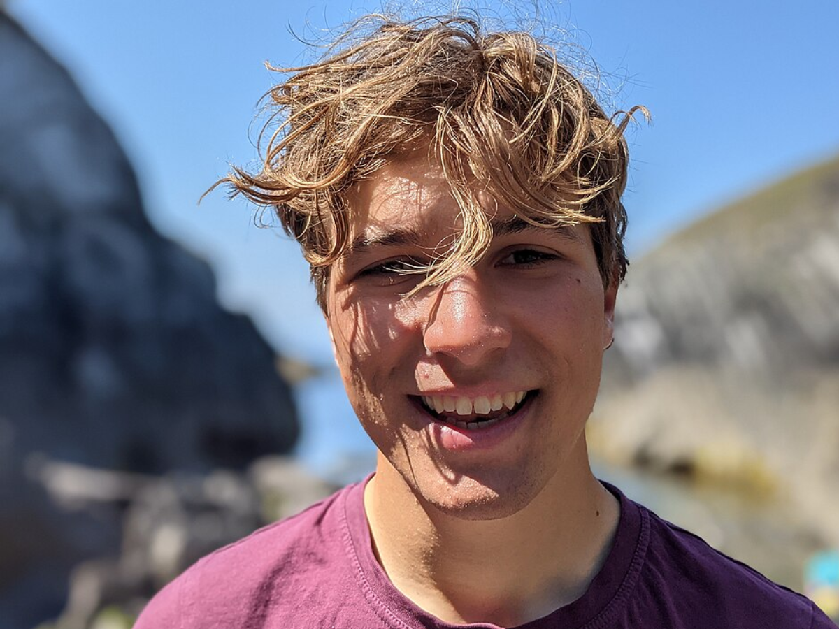 A 14-year-old Irish teen built a way to pull microplastics from water ...
