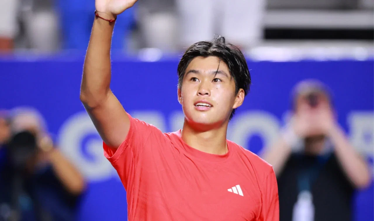 7-6, 7-6: Learner Tien ousts Stefanos Tsitsipas in Geneva, reaches ...