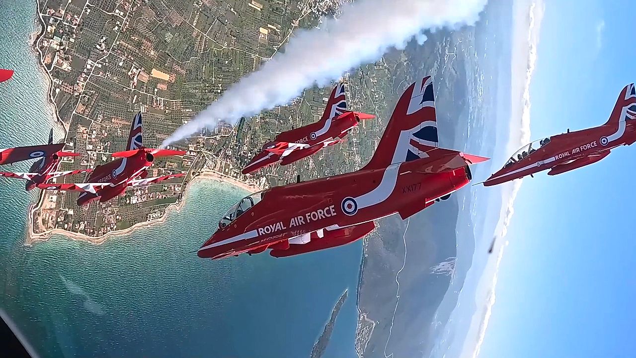 Red Arrows aerobatic team pull off insane maneuvers in Greece training ...