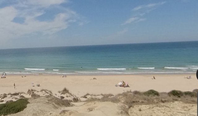 La playa de La Barrosa recibe un aporte de arena de 50.000 metros ...