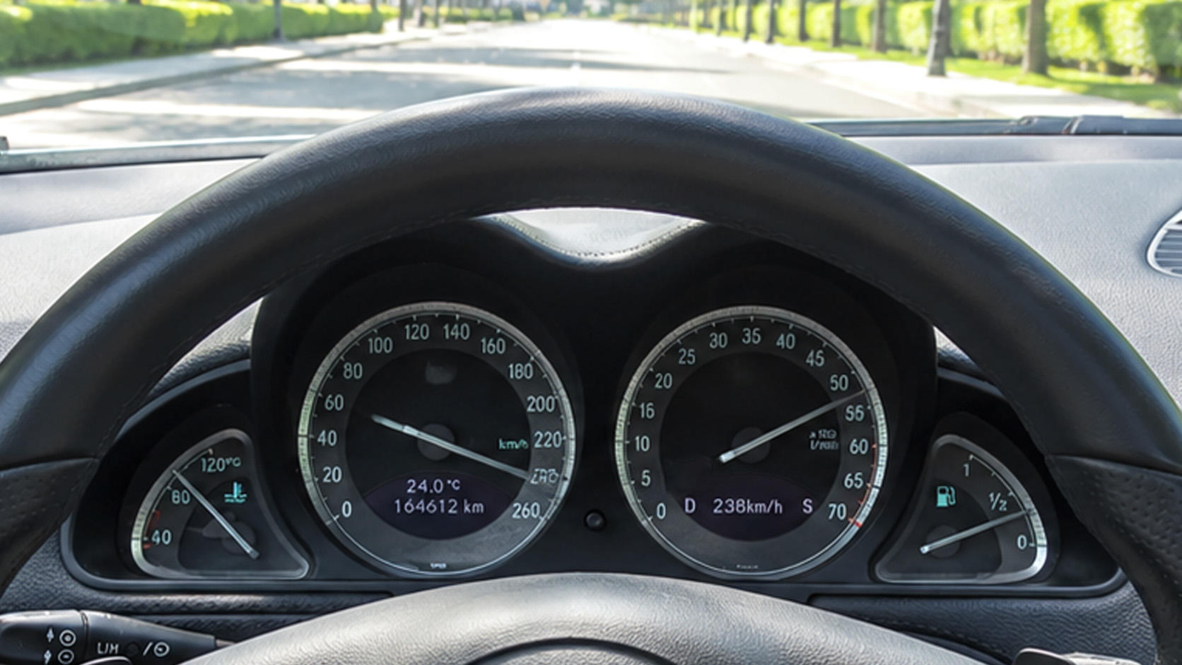 Mercedes SL 350 shows a smooth 60 to 240 km/h acceleration run