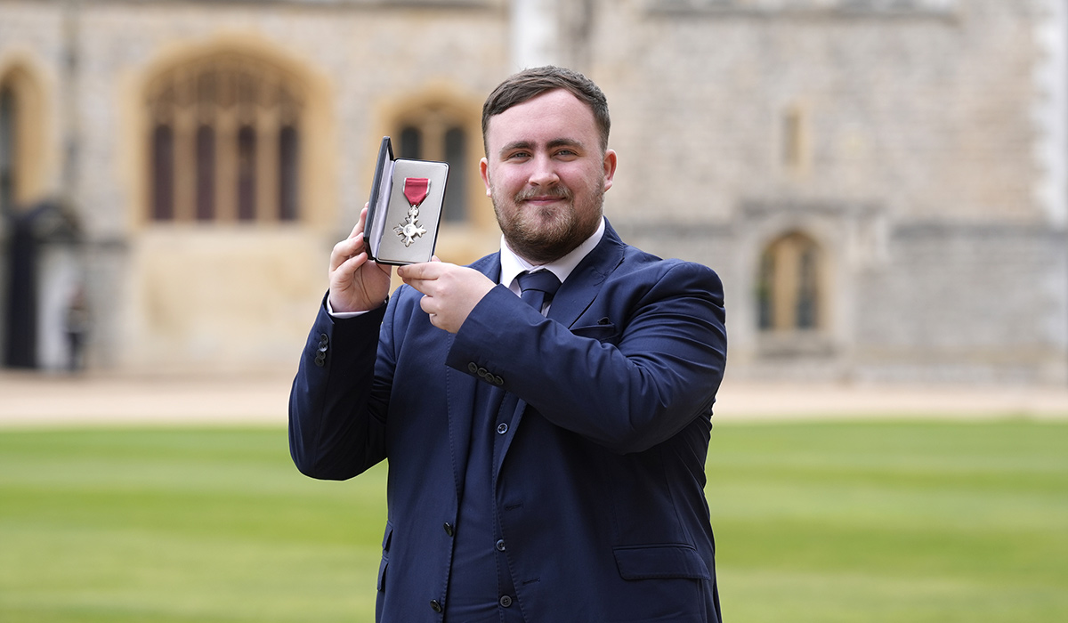 'Amazing day' Luke Littler supported by mum and girlfriend as he ...
