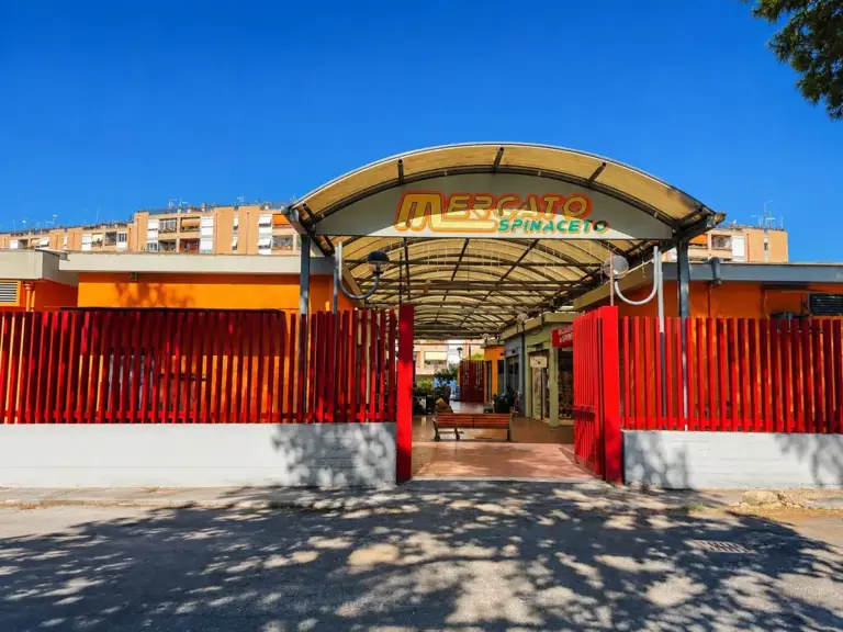 Dentro il mercato di Spinaceto, il posto che tiene insieme una ...