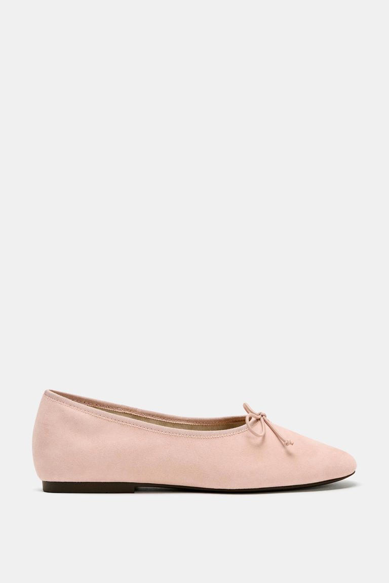 Not black—cool girls know ballet flats in these colors are the key to ...