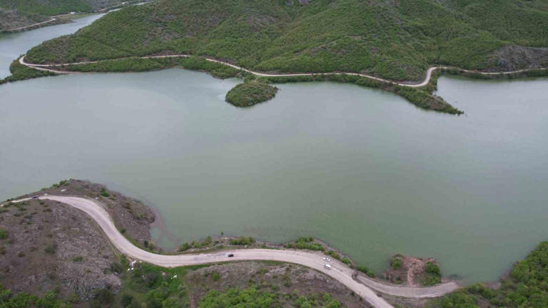 Kuraklığı fırsata çevirmişlerdi: Baraj doldu, yol sular altında kaldı