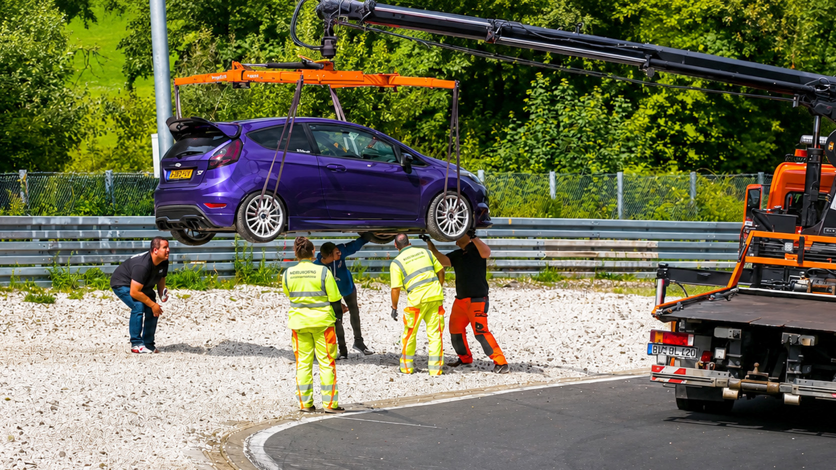 Ford Fiesta loses control and gets stranded in the gravel trap