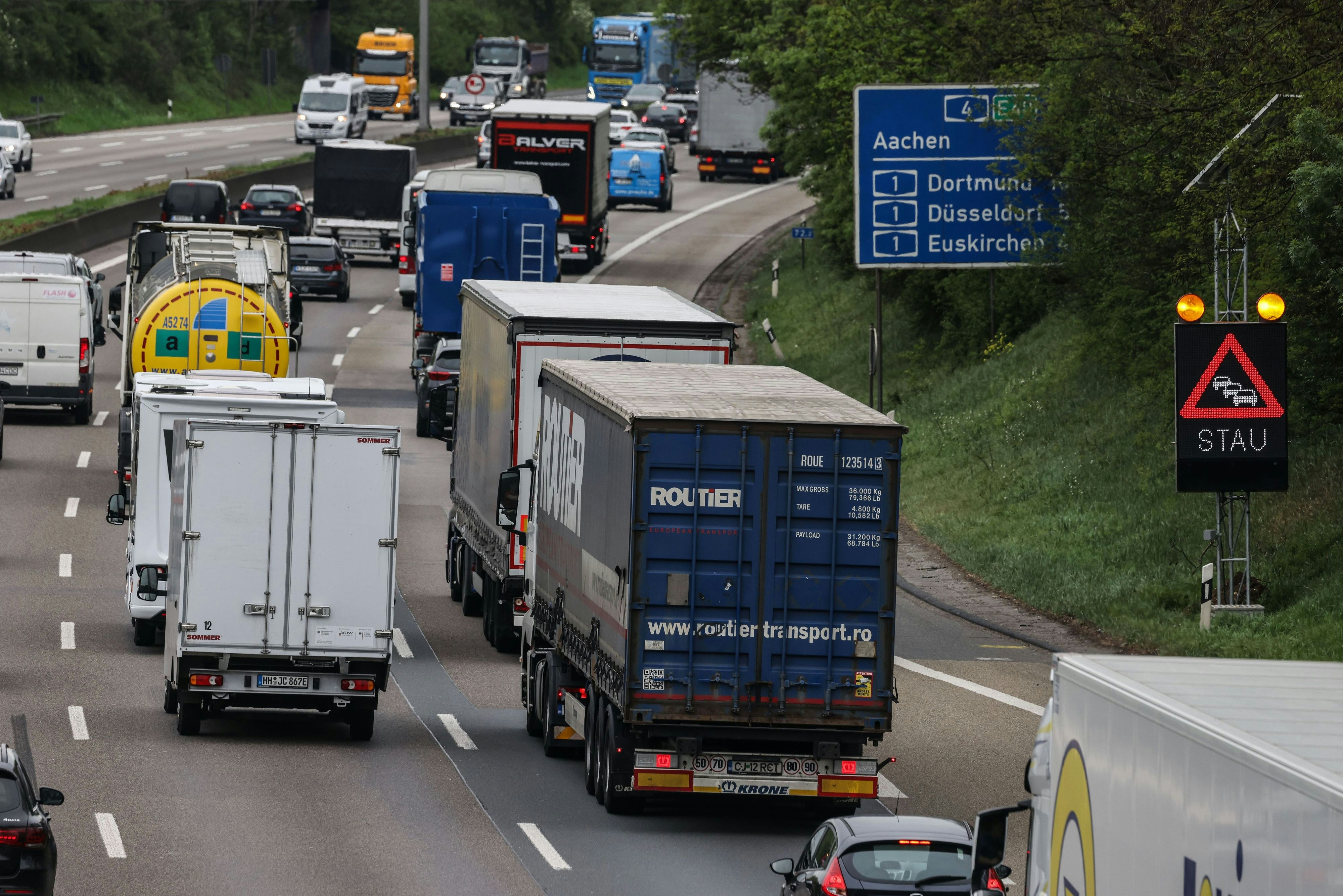 Auch Lkw verunglückt: Schwerer Unfall auf der A4 in Köln – Frau ...