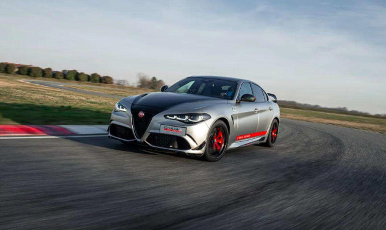 Alfa Romeo Giulia Quadrifoglio Luna Rossa: 140 kg di deportanza e test ...