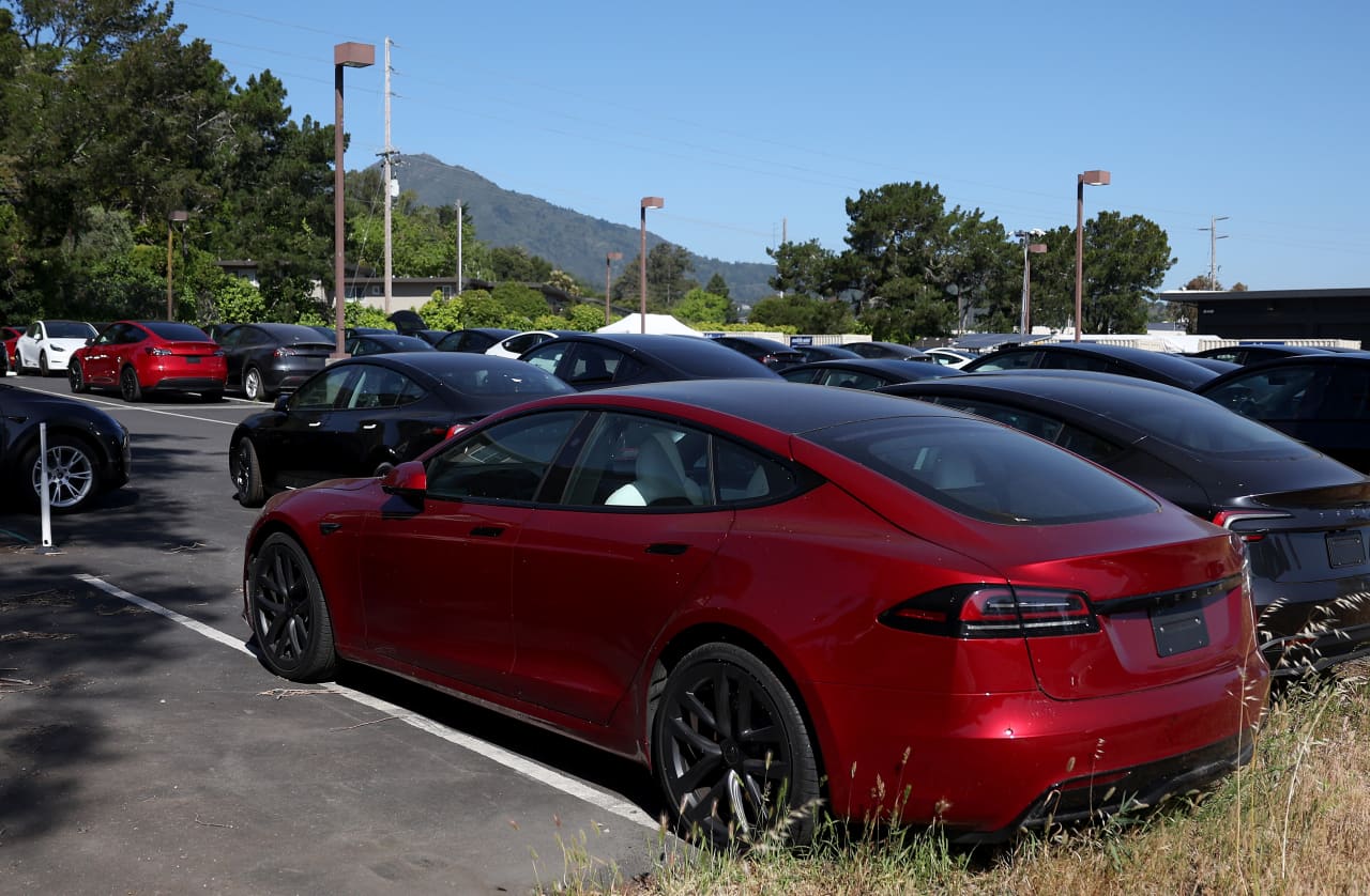 Tesla stock rises. This rival wants to fill its Model S void.