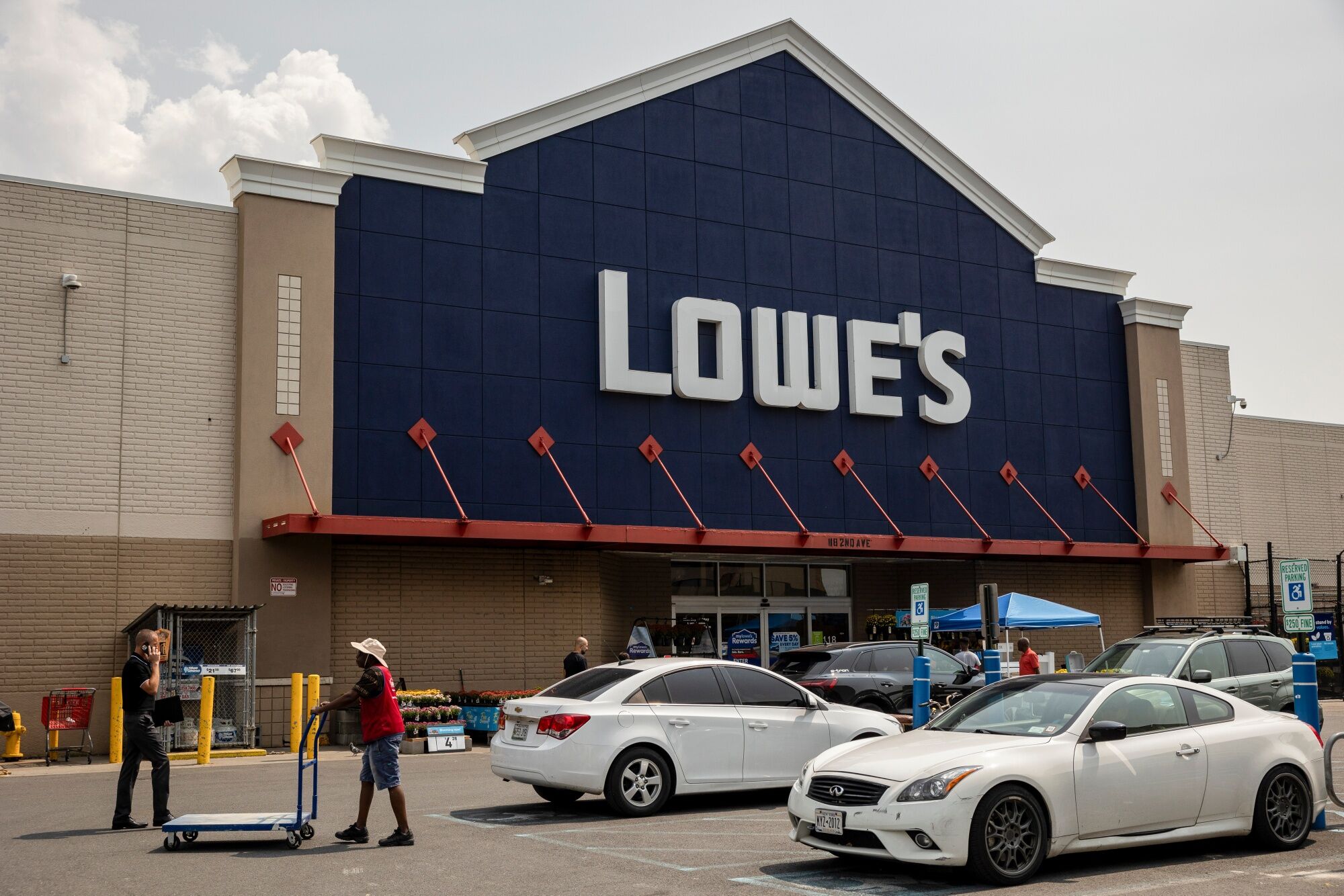 Lowe’s keeps outlook as AI efficiencies temper higher fuel costs