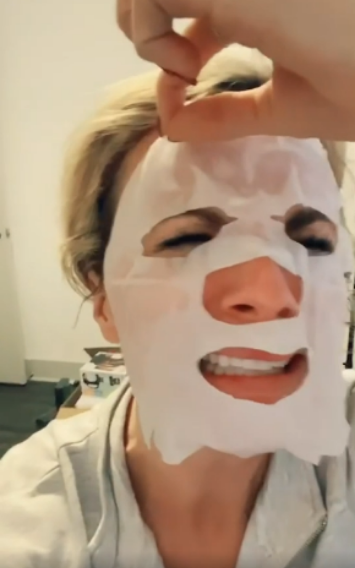 Trying a charcoal face mask: Funny and painful skincare reaction