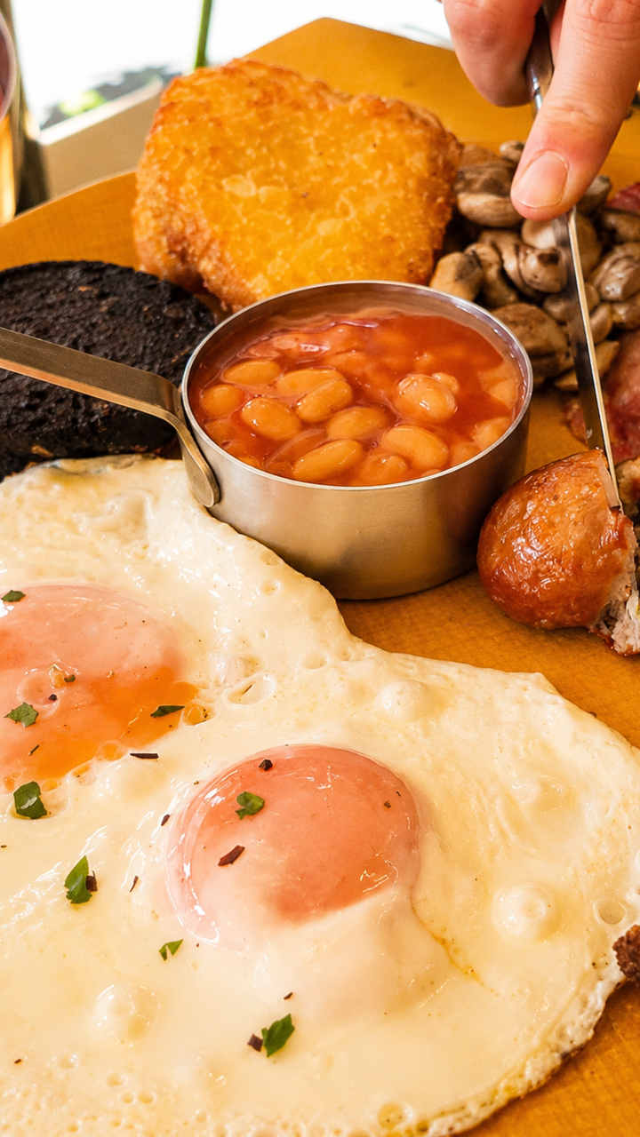 The evolution of the full English breakfast in British history