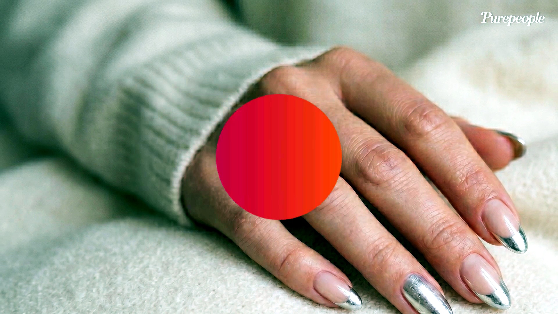 Manucure : comment adopter la tendance « French » chromée argentée ...