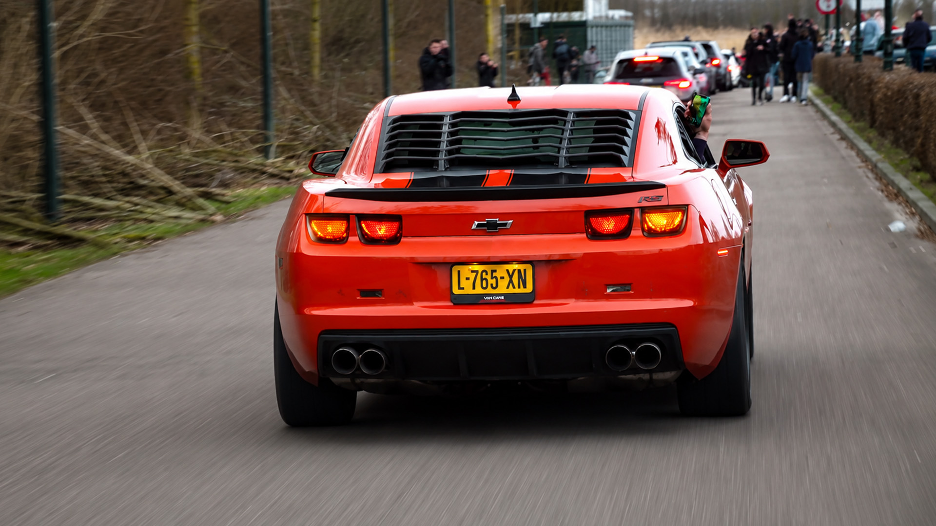 Brute acceleratie van een Chevrolet Camaro op de openbare weg