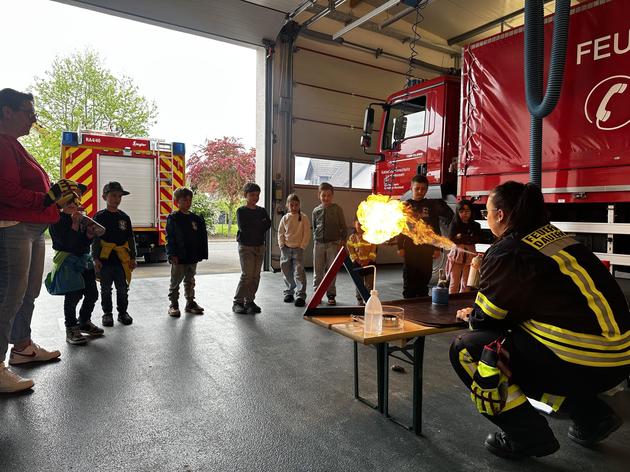 Zehnjährige übernimmt Gruppenführung: Jugendfeuerwehr rettet 25-Kilo-Puppe