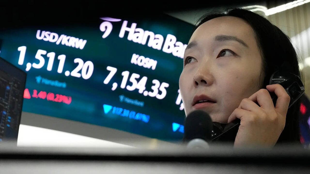 Global markets decline amid rising bond yields and mixed US futures