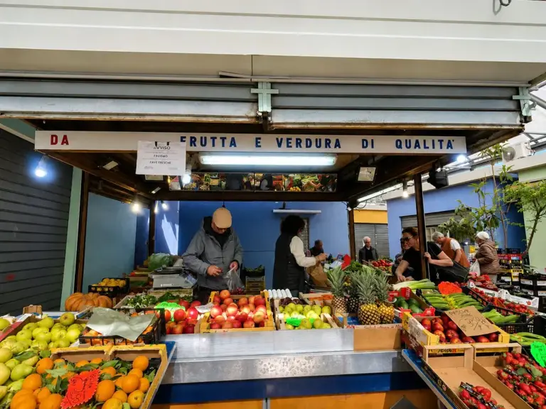 Dentro il mercato di Spinaceto, il posto che tiene insieme una ...