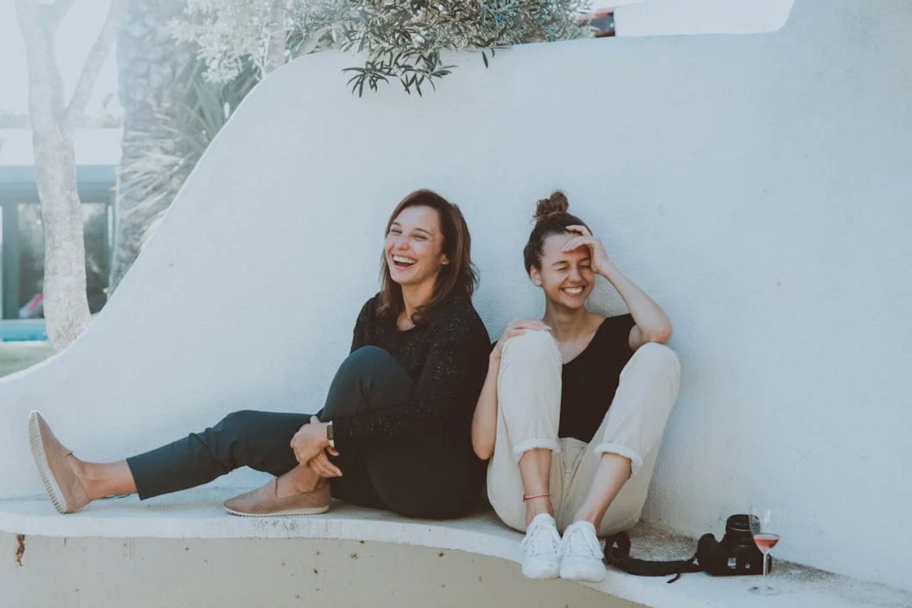 7 gestures of sibling intimacy and 7 of rivalry