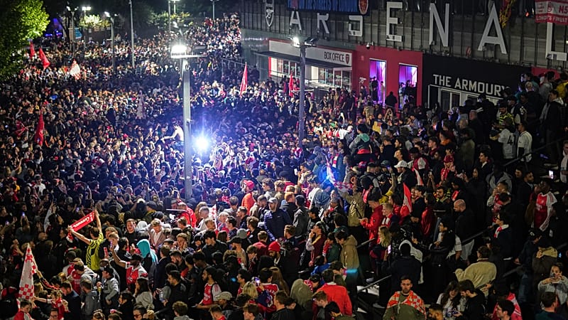 Angleterre - football : les supporters célèbrent le sacre d'Arsenal en ...