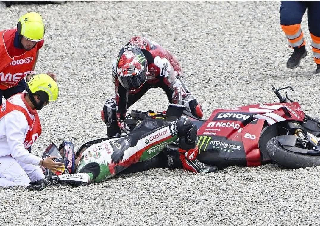 Kesaksian memilukan Johann Zarco tersangkut di roda belakang Bagnaia