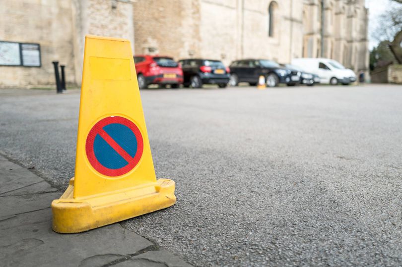 UK road signs that drivers should know including red straight line and ...