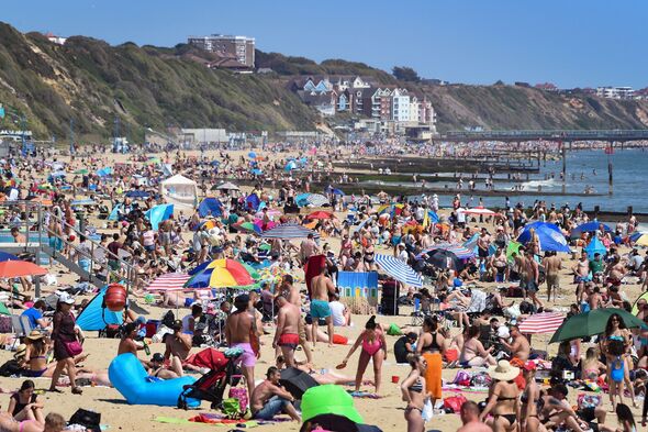Bank holiday weather maps turn red with 29C scorcher - 26 UK counties ...