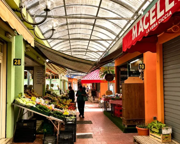 Dentro il mercato di Spinaceto, il posto che tiene insieme una ...