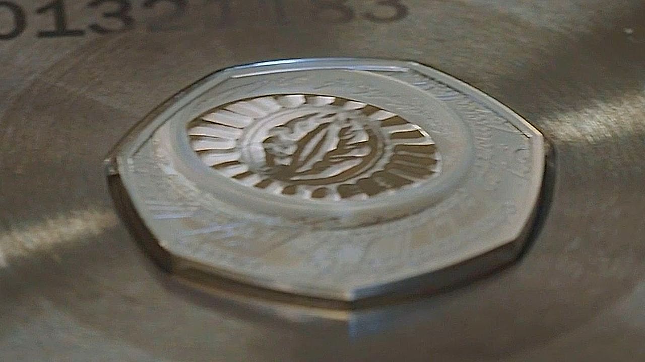 'Lord of the Rings' 25th anniversary coin reveals hidden Eye of Sauron ...