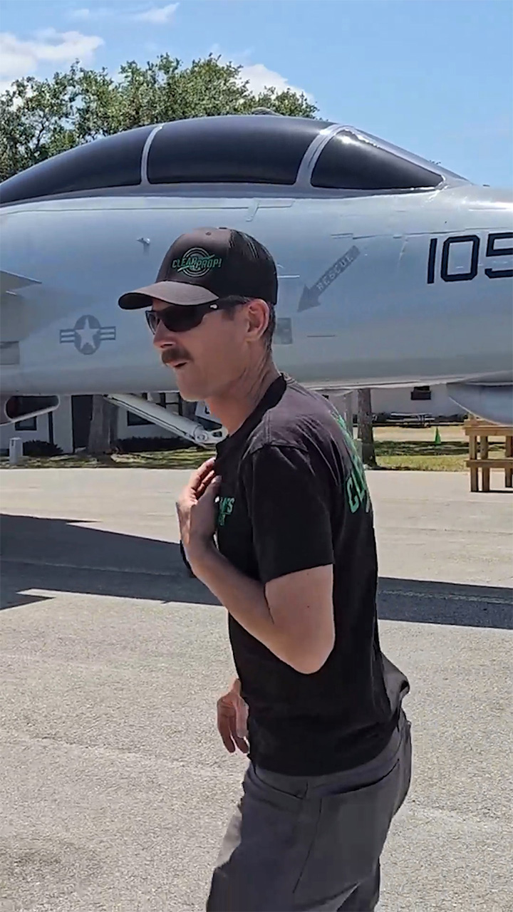 A classic aviation tribute moment