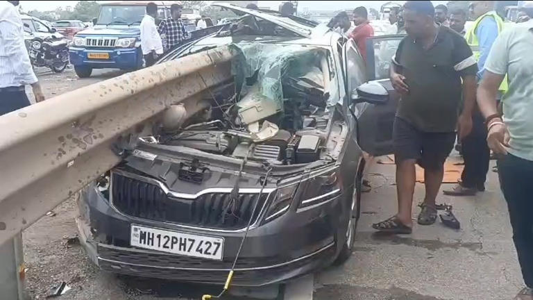 2 killed, 1 critical as car crashes into divider on Mumbai-Pune Expressway