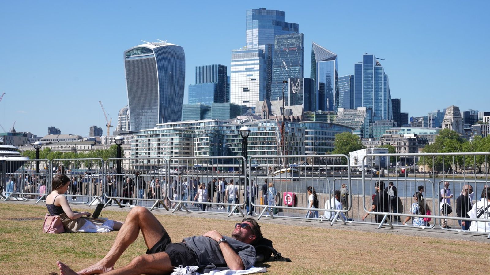 Heatwave forecast and health alerts issued as temperatures set to hit 30C